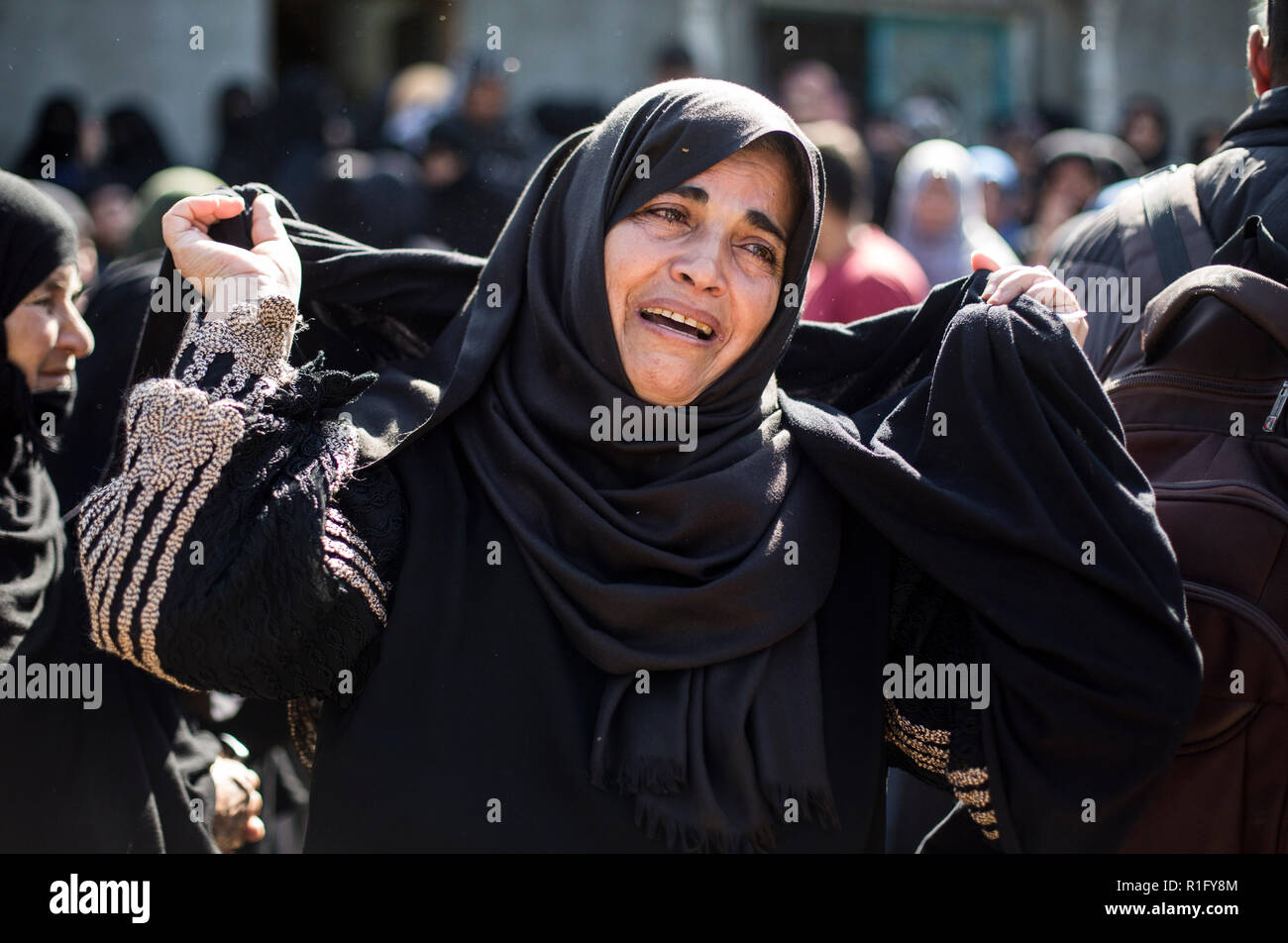 Gaza, Palestine. 12th Nov 2018. Relatives of Palestinian Mostafa Hassan ...