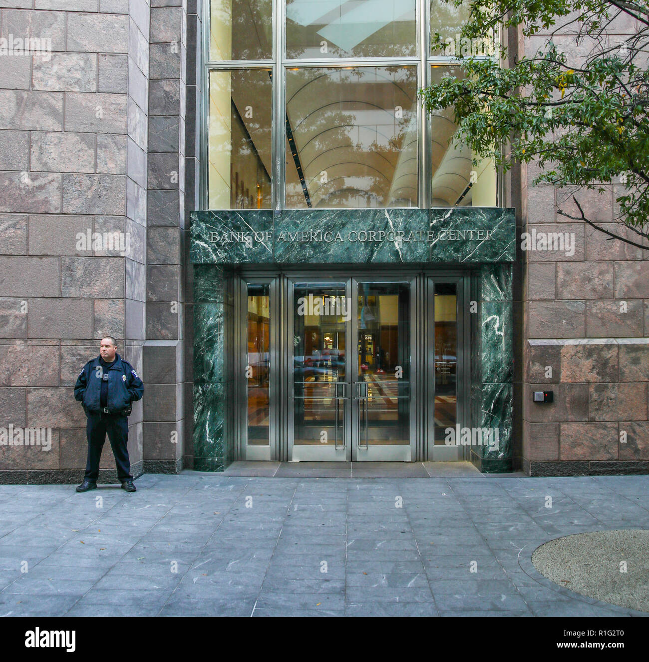 Bank guard hi-res stock photography and images - Alamy