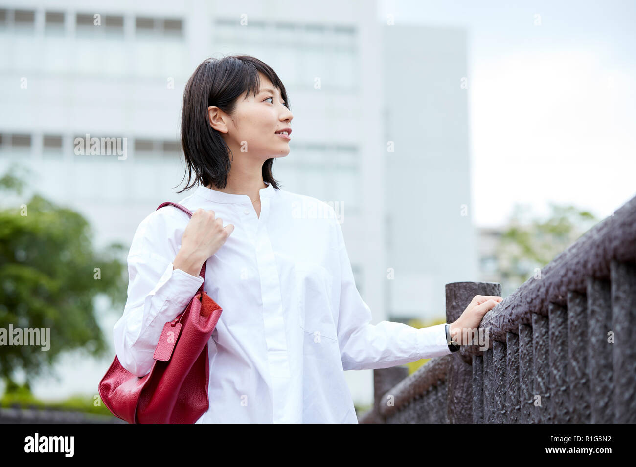 Japanese woman downtown Tokyo Stock Photo - Alamy