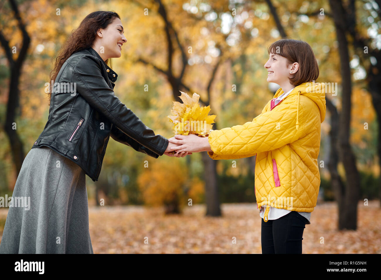 Girls teen handshake hi-res stock photography and images - Alamy
