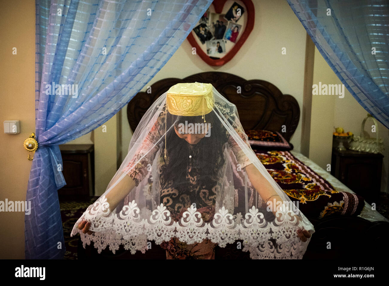 Uzbekistan, Bukhara, young bride Stock Photo - Alamy