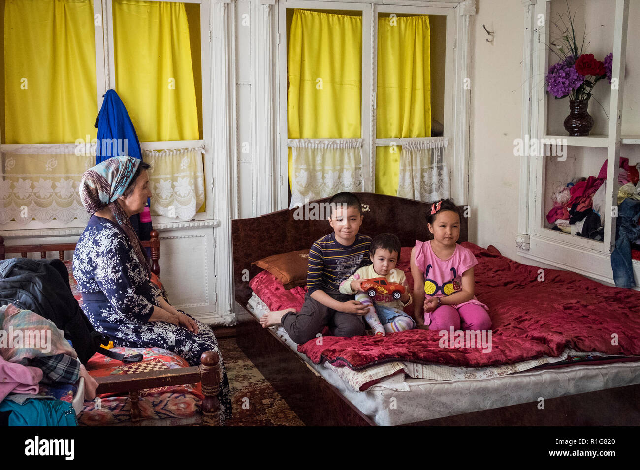 Usbekistan girl hi-res stock photography and images - Alamy