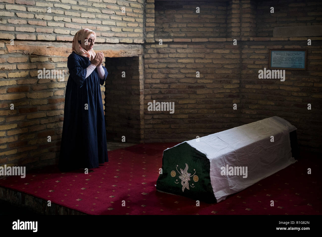 Inside mosque hi-res stock photography and images - Alamy