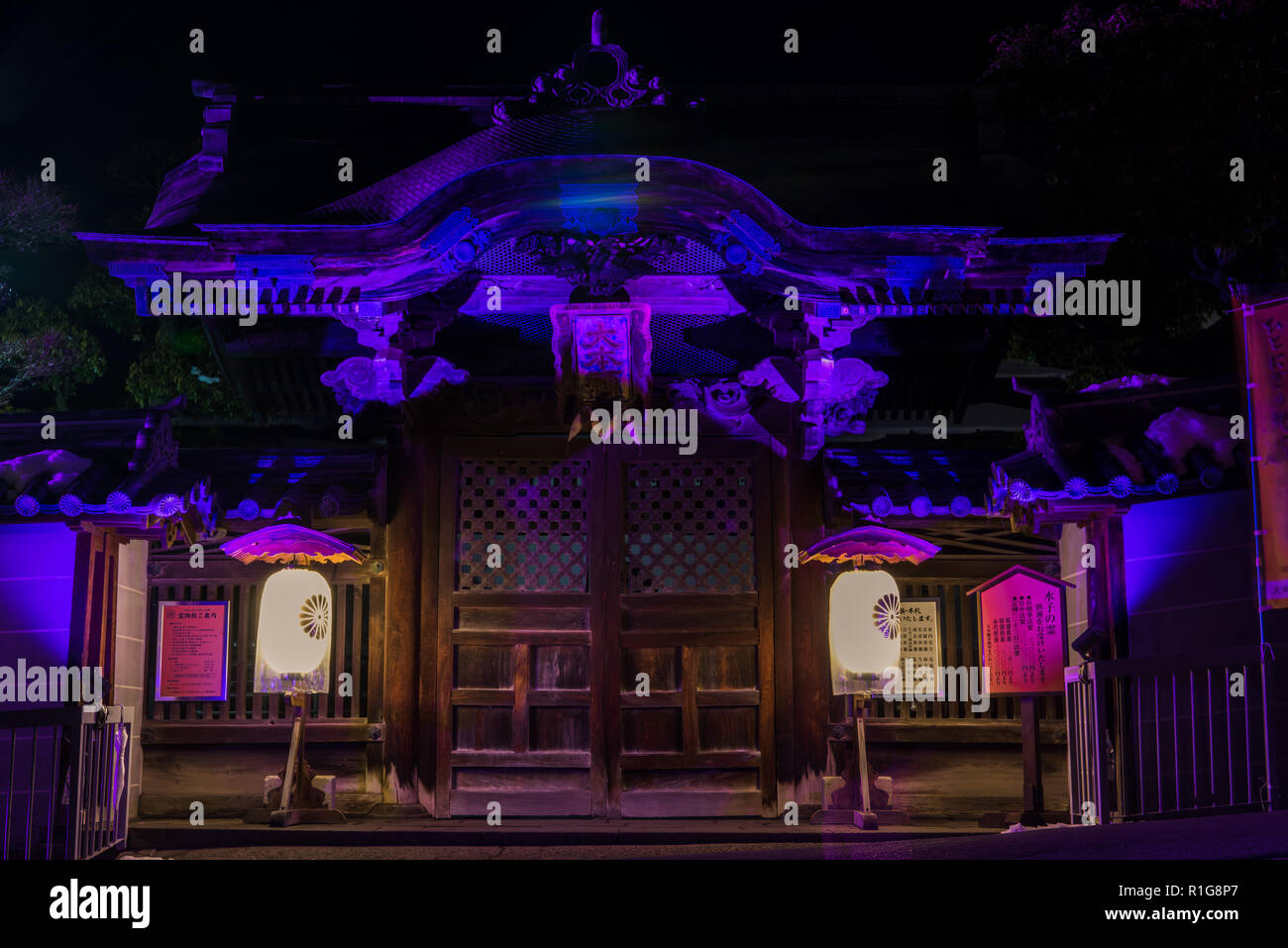 Gate zenkoji japan temple hi-res stock photography and images - Alamy