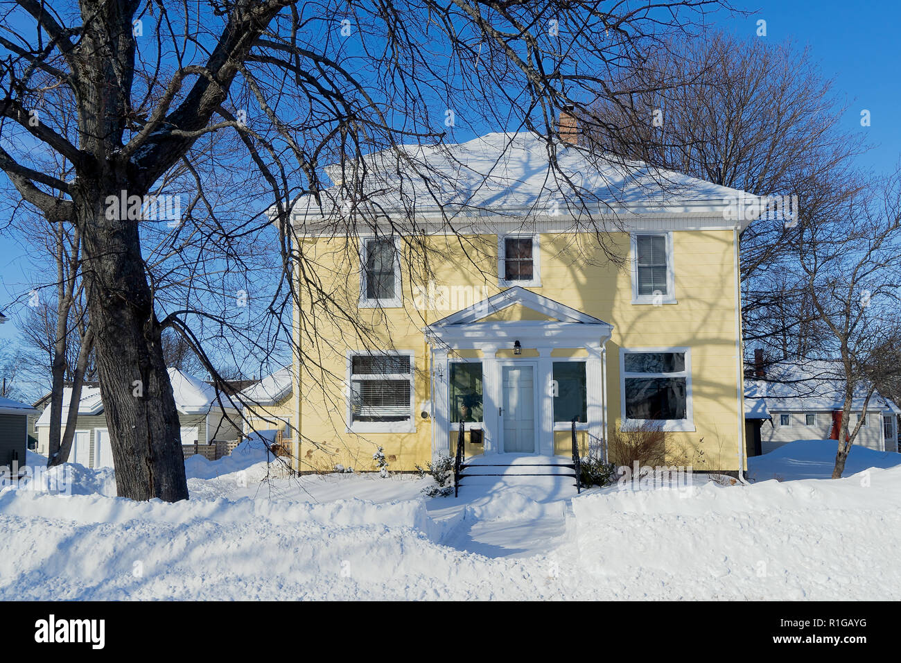 House winter family outdoor hi-res stock photography and images - Alamy