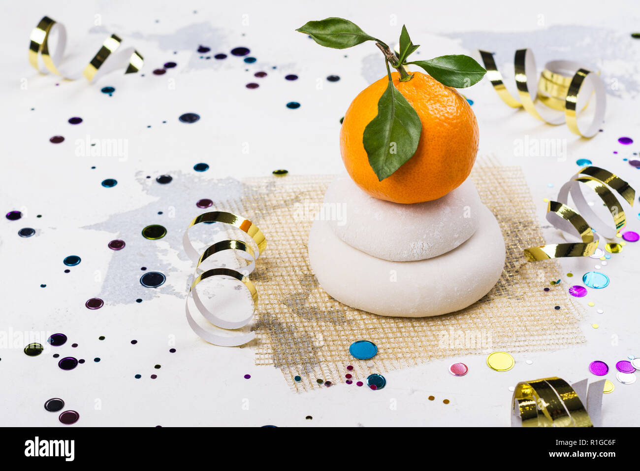 Traditional japanese kagami mochi Stock Photo - Alamy