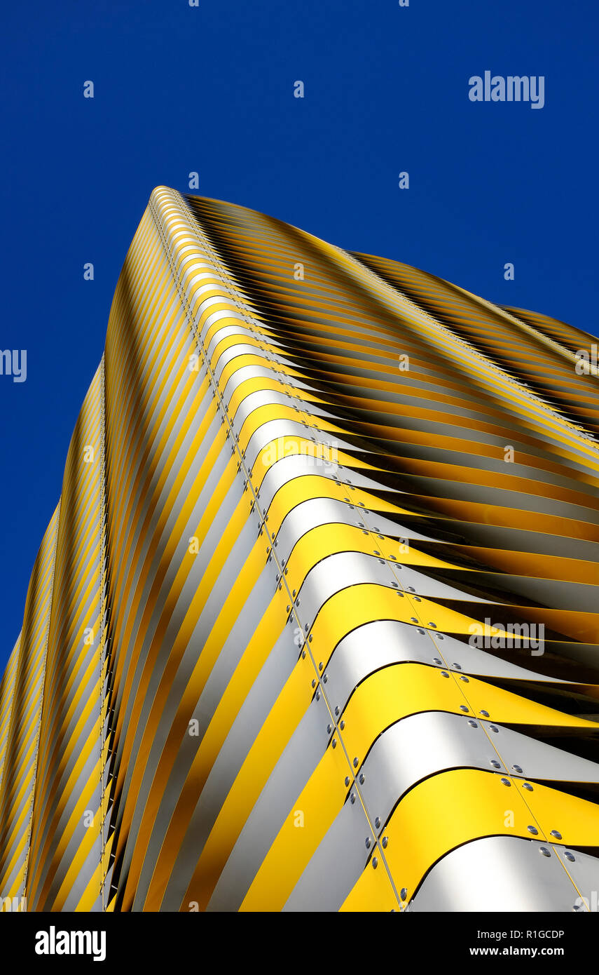 Car shaped building hi-res stock photography and images - Alamy