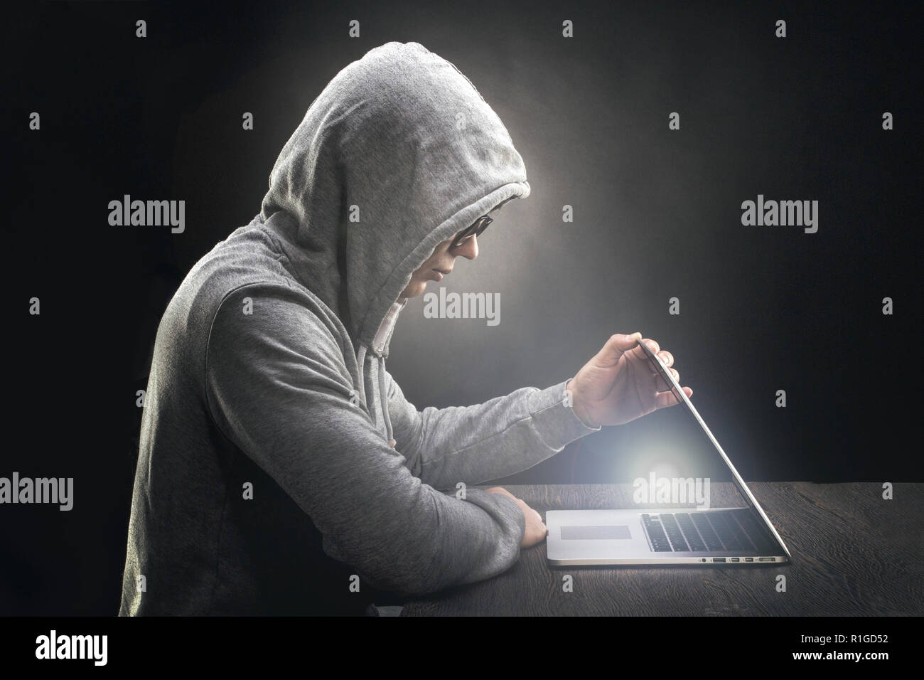 Opens the laptop hi-res stock photography and images - Alamy