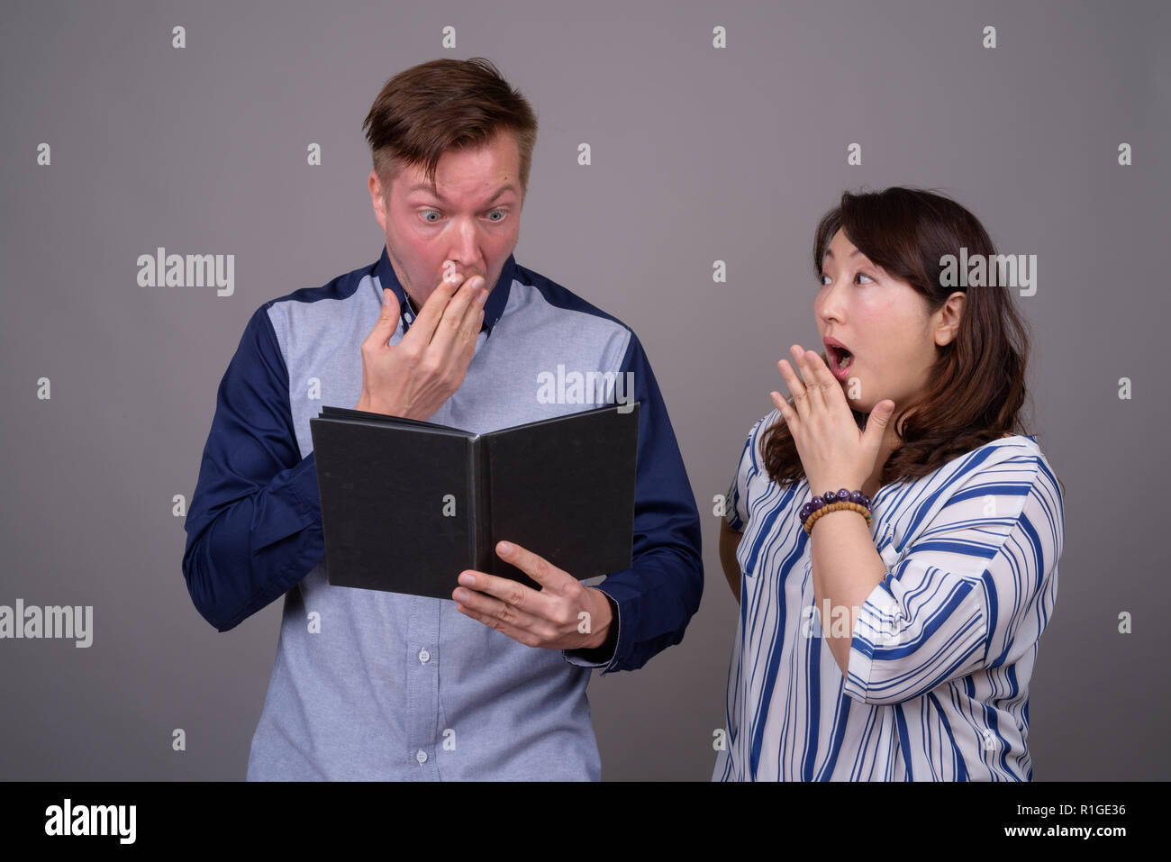 Couple woman reading book hi-res stock photography and images - Alamy