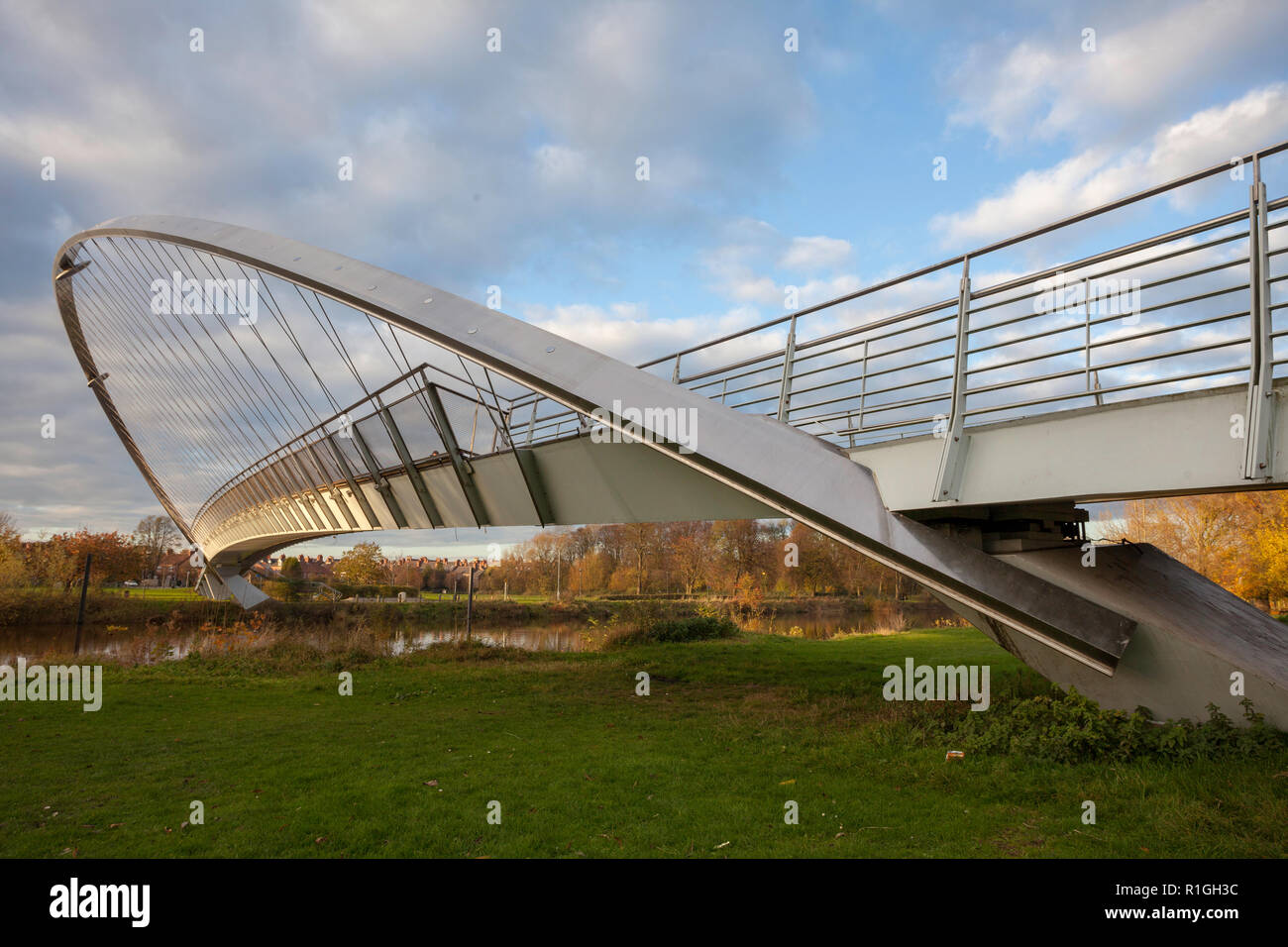 Arch pedestrian bridge hi-res stock photography and images - Alamy