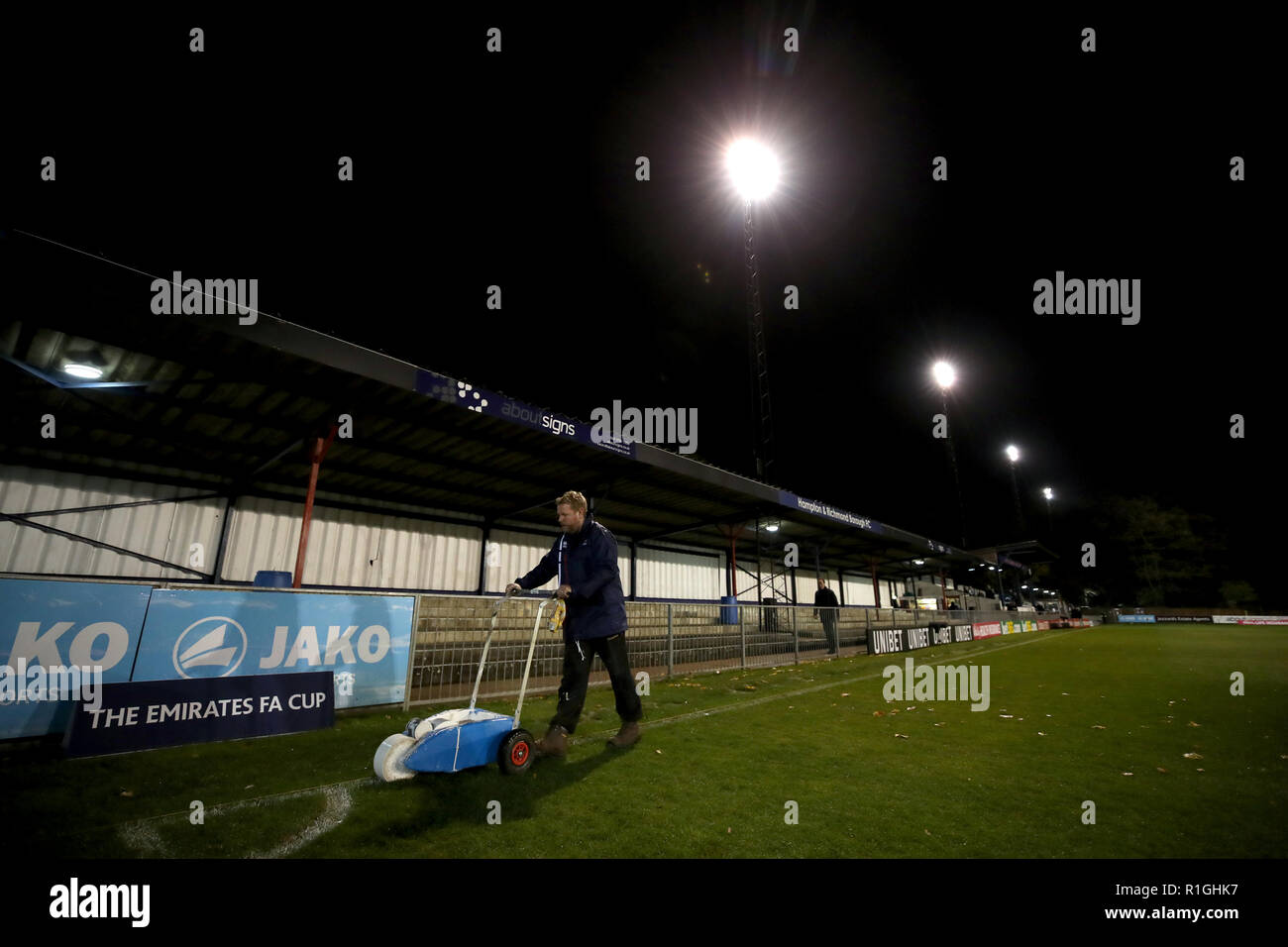 Emirates stadium pitch hi-res stock photography and images - Alamy