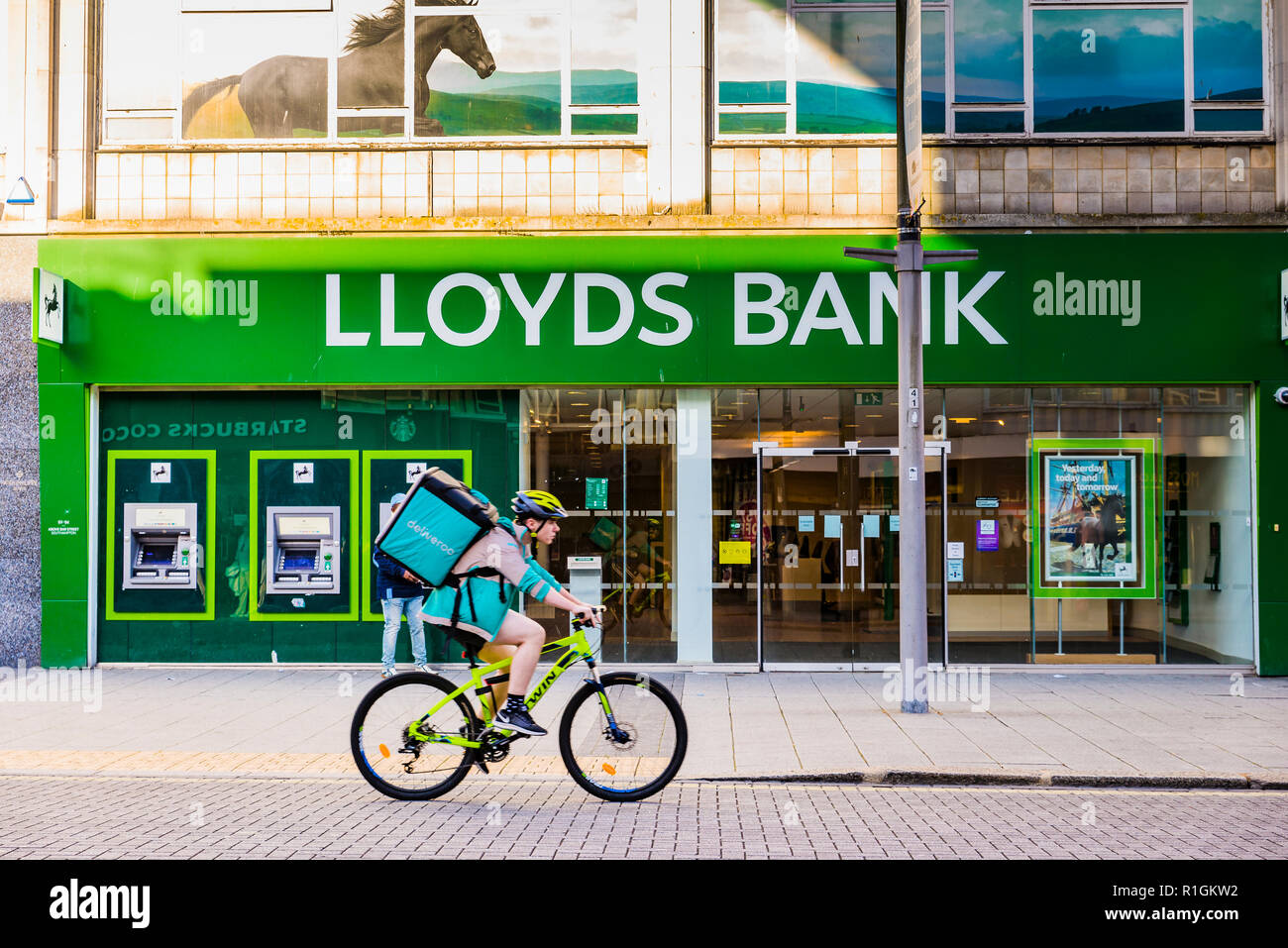 Lloyds bank branch hi-res stock photography and images - Alamy