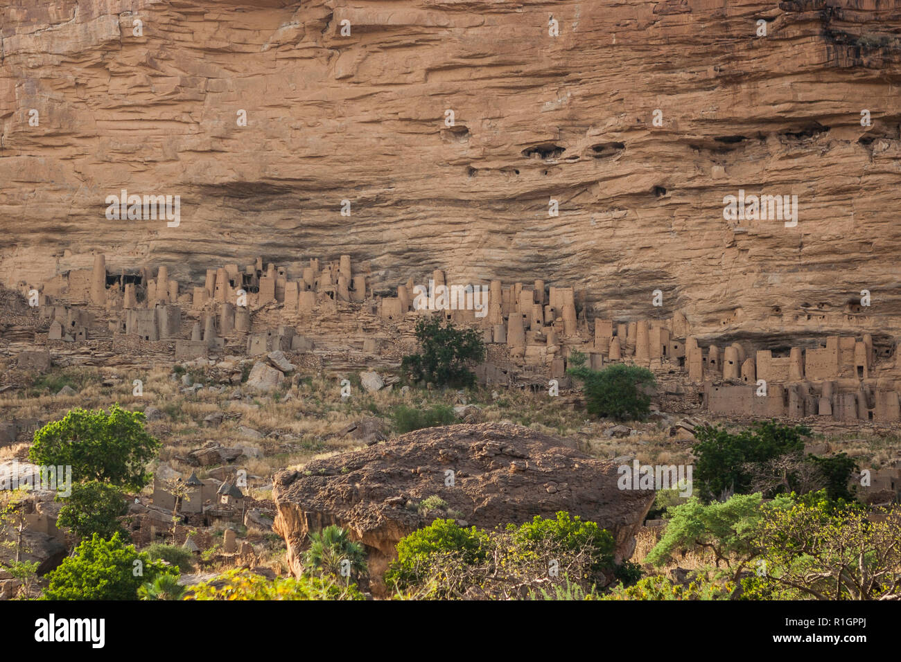 Ancient Tellem dwellings on the Bandiagara Escarpment in Mali (Africa ...