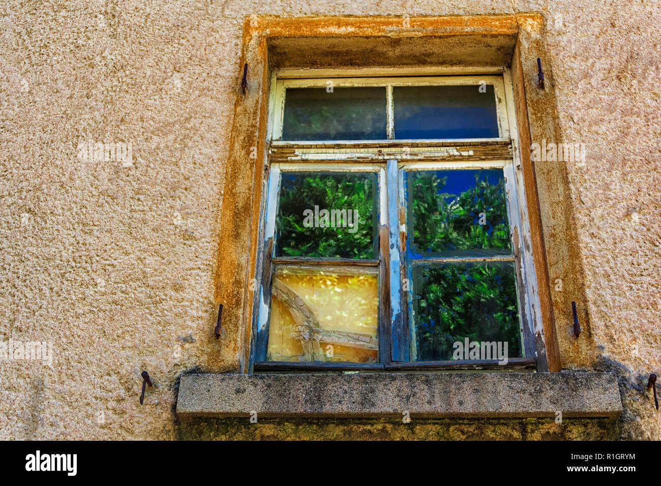 Reflecting window hi-res stock photography and images - Alamy