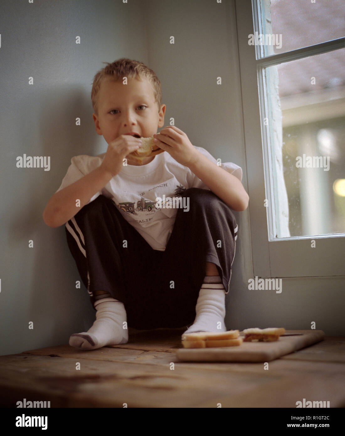 Boy eating a sandwich Stock Photo - Alamy