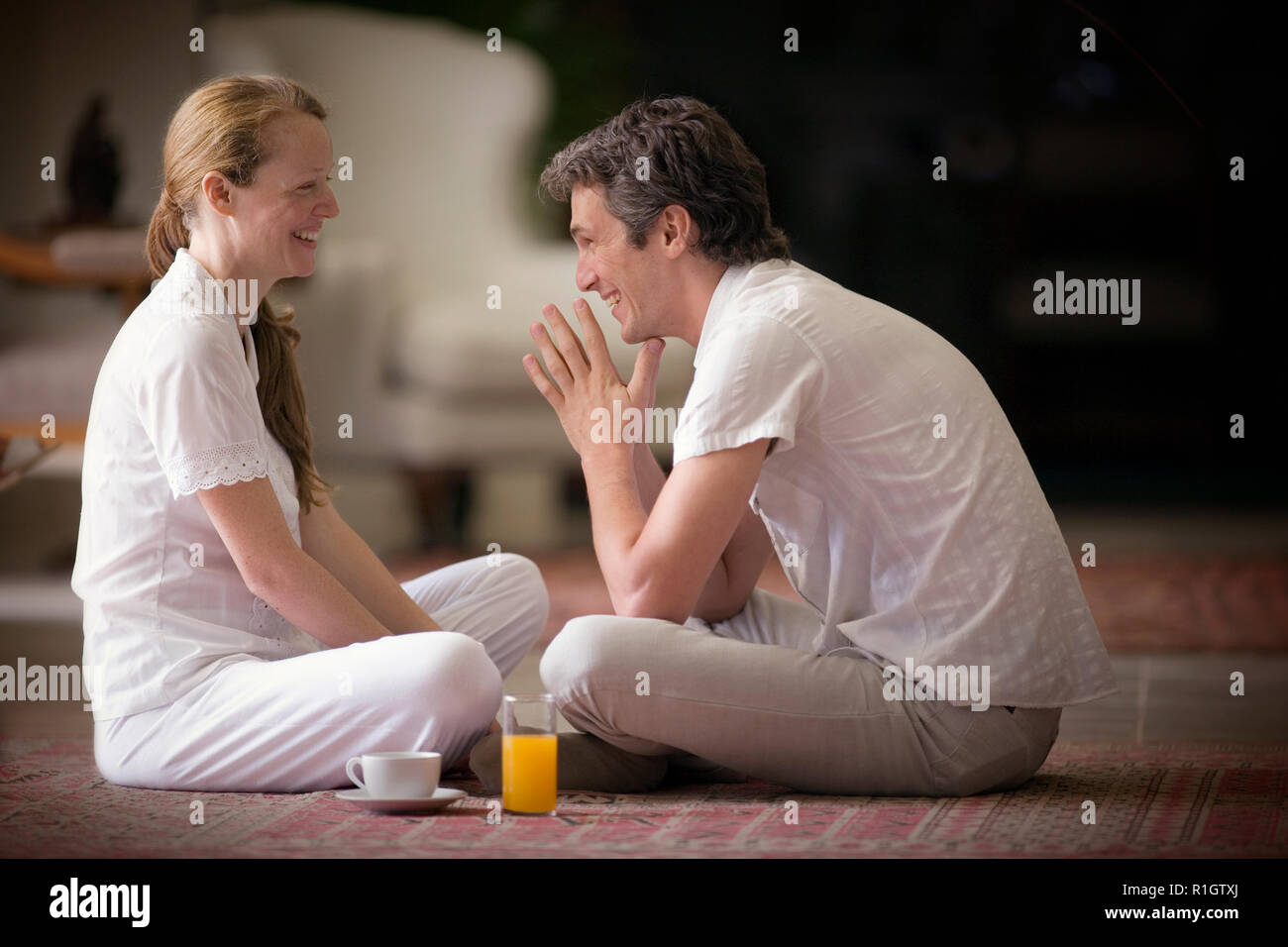 Cheerful women in informal conversation hi-res stock photography and ...