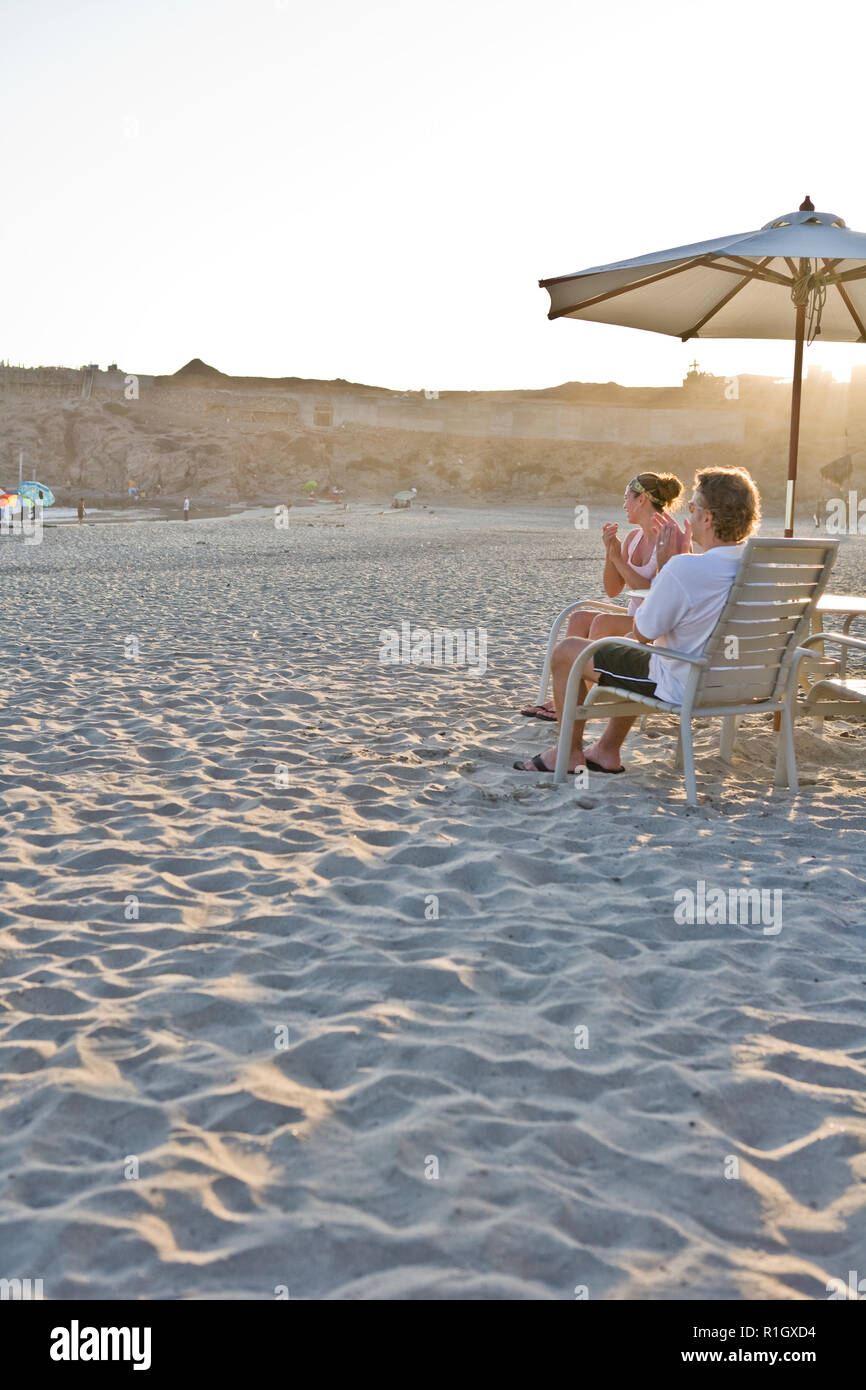 Female clapping 40 outside hi-res stock photography and images - Alamy