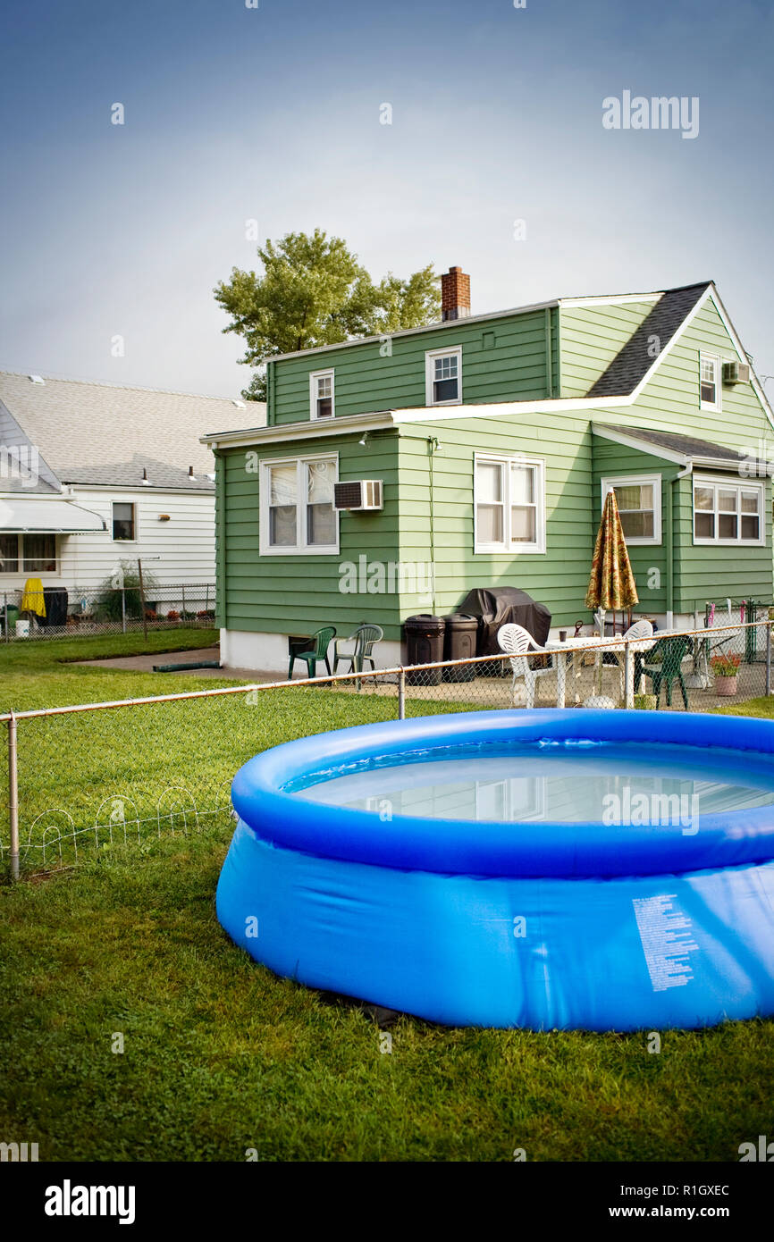 Inflatable paddling pool hi-res stock photography and images - Alamy