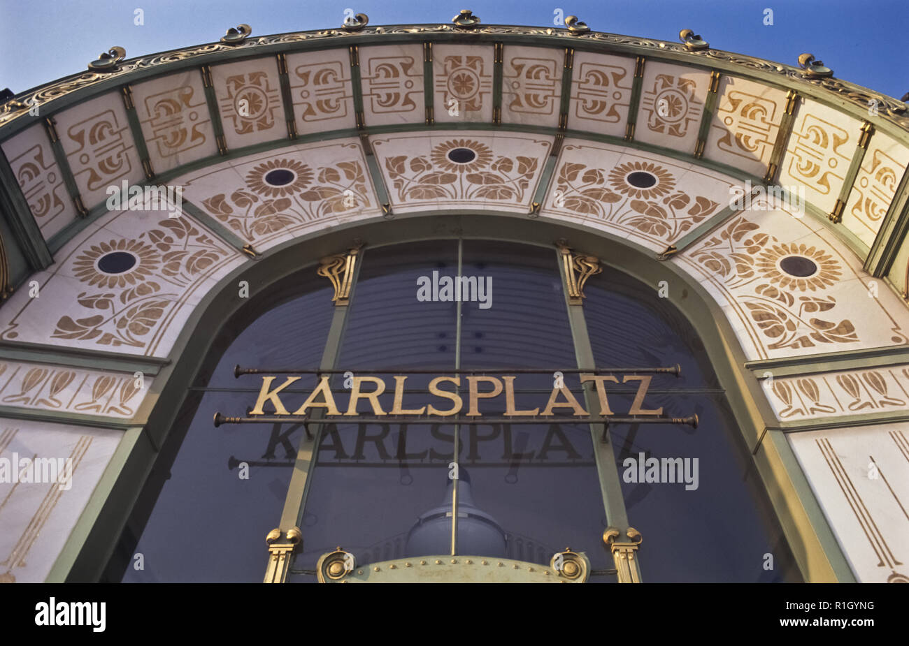 Wien, Jugendstil-Stadtbahnstation Karlsplatz von Otto Wagner und Josef ...