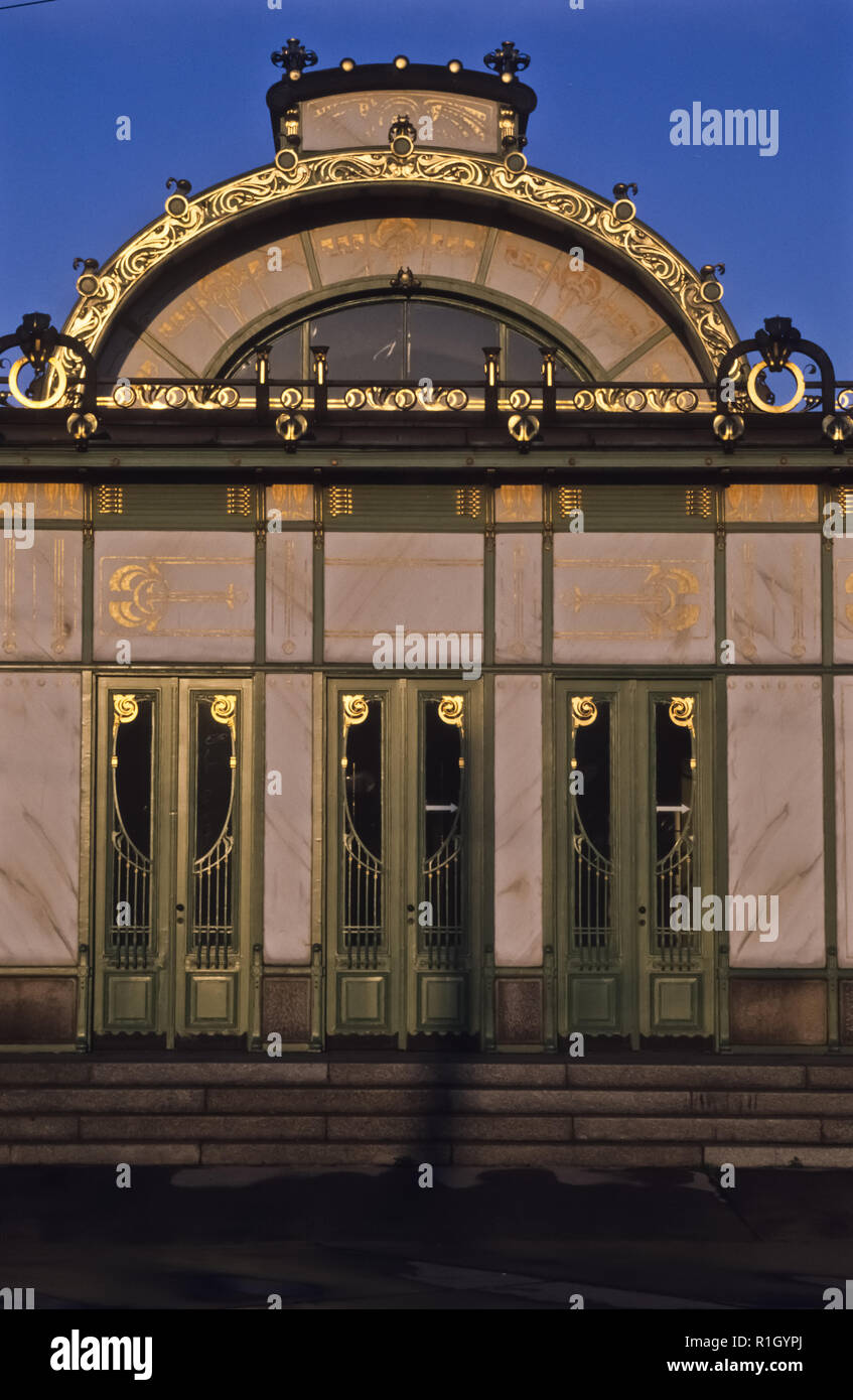 Wien, Jugendstil-Stadtbahnstation Karlsplatz von Otto Wagner und Josef ...