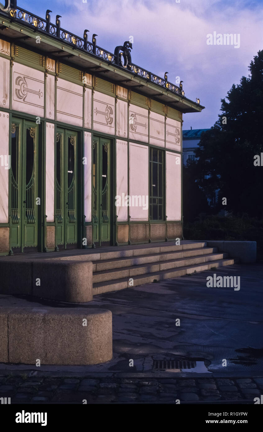 Wien, Jugendstil-Stadtbahnstation Karlsplatz von Otto Wagner und Josef ...