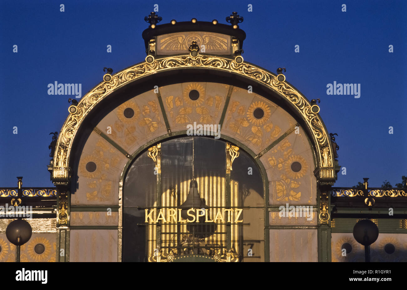 Wien, Jugendstil-Stadtbahnstation Karlsplatz von Otto Wagner und Josef ...