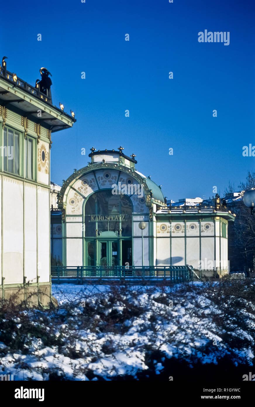 Wien, Jugendstil-Stadtbahnstation Karlsplatz von Otto Wagner und Josef ...