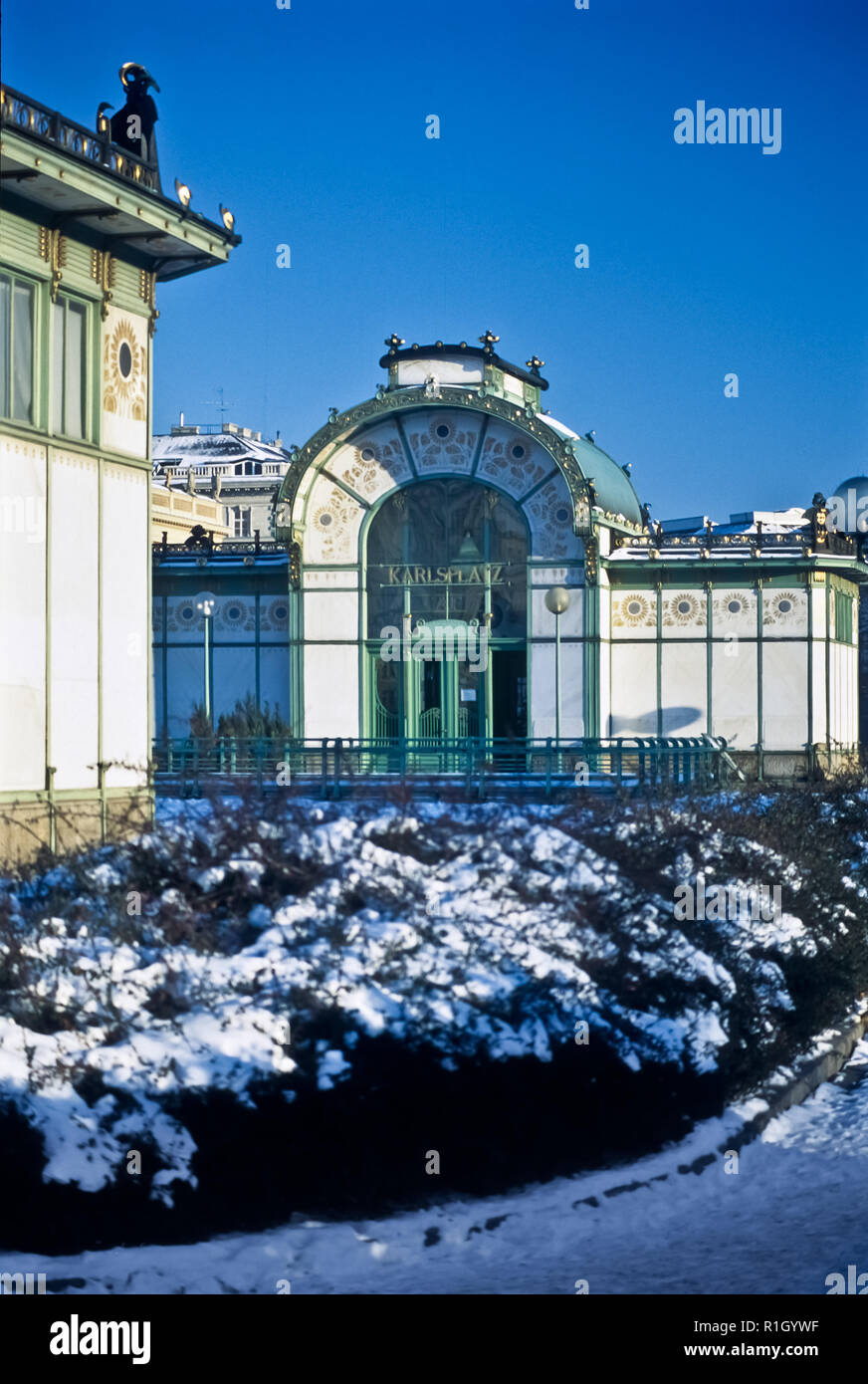 Wien, Jugendstil-Stadtbahnstation Karlsplatz von Otto Wagner und Josef ...