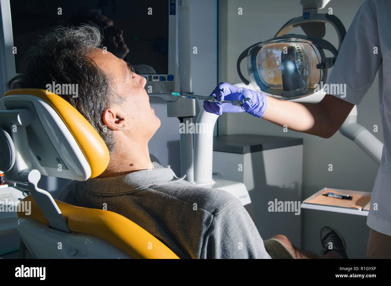 Dental injection hi-res stock photography and images - Alamy