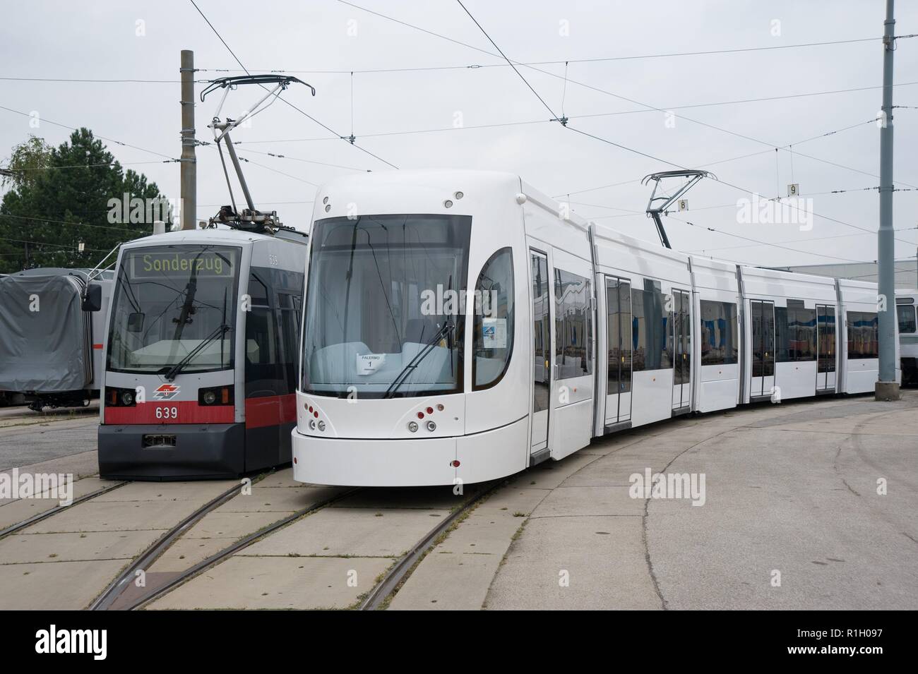 Wien, Hauptwerkstätte der Wiener Linien, Wiener ULF (Siemens), daneben ...