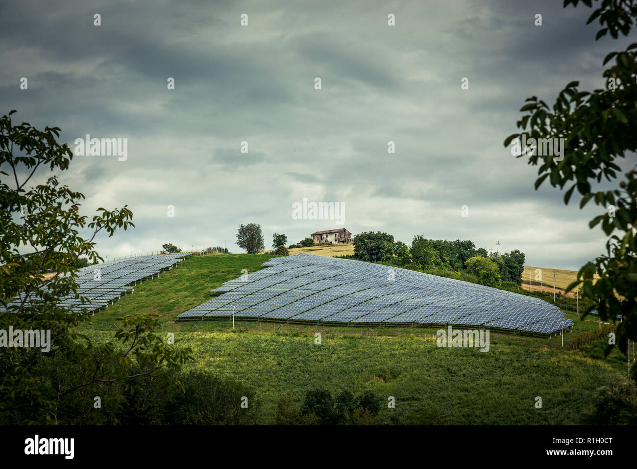 Solar panel array on solar farm solar panel array so hi-res stock ...