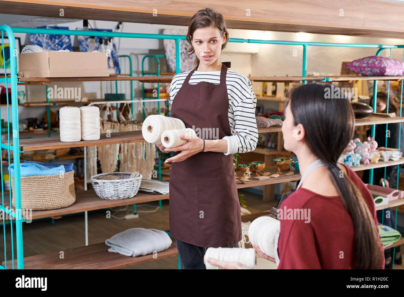 Women wearing aprons hi-res stock photography and images - Alamy