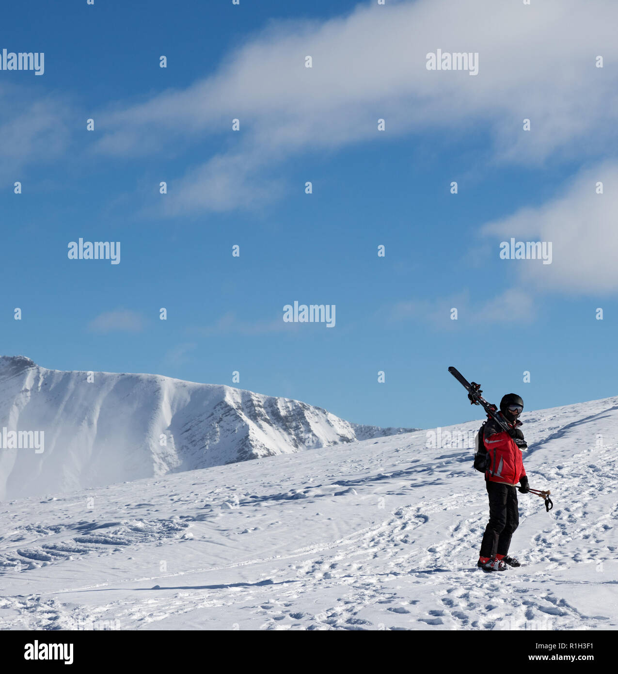 Man carry skis hi-res stock photography and images - Alamy