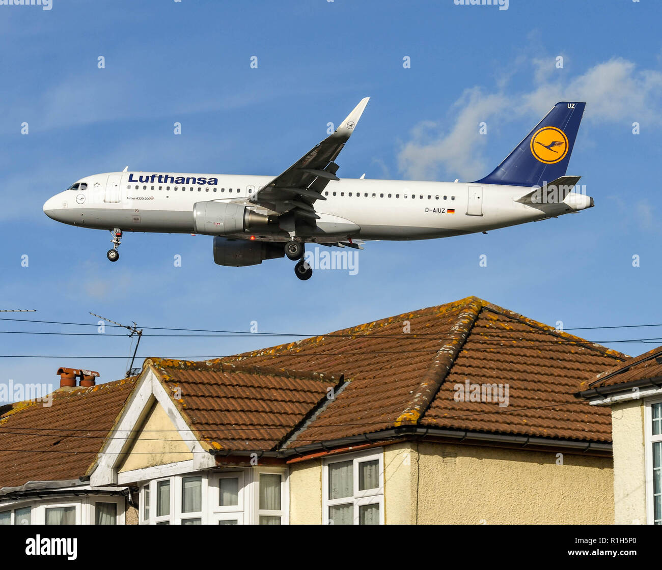 LONDON, ENGLAND - NOVEMBER 2018: Lufthansa Airbus A320 jet flying low ...