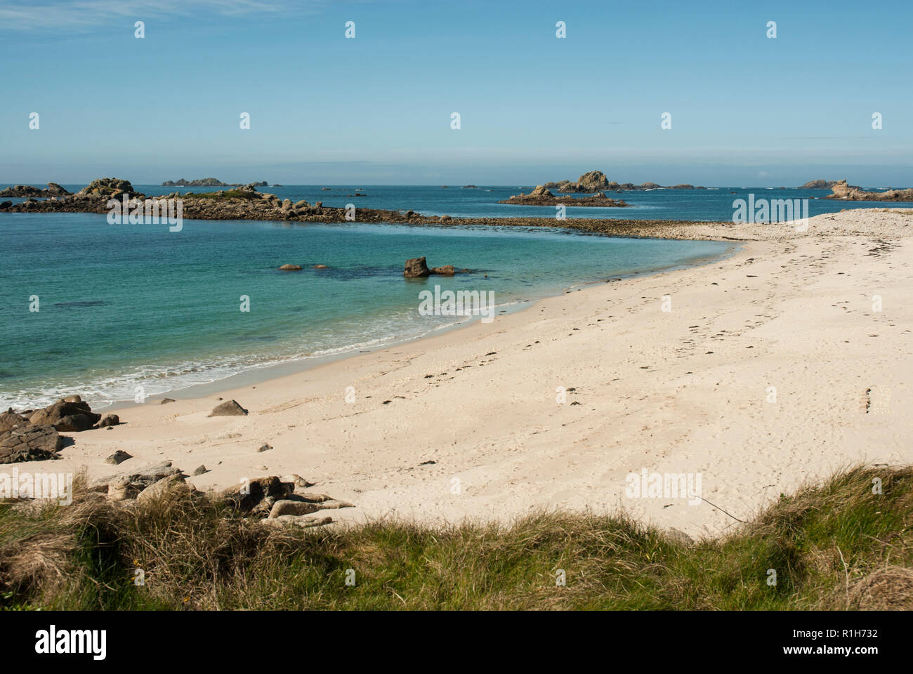 Golden white sands of Rushy Bay, Bryher, Isles of Scilly, with rocky ...