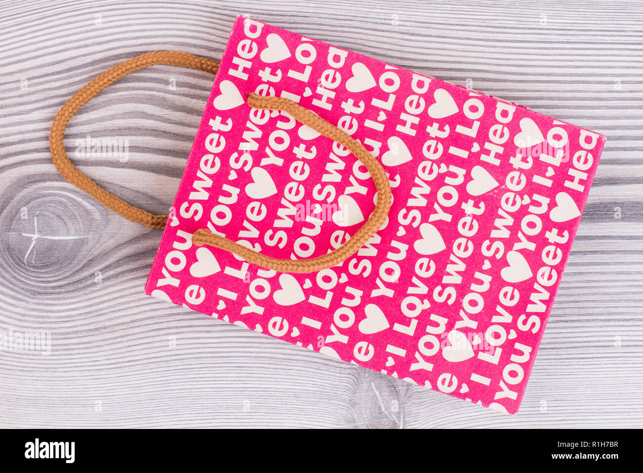 Pink shopping bag with rope handles Stock Photo - Alamy