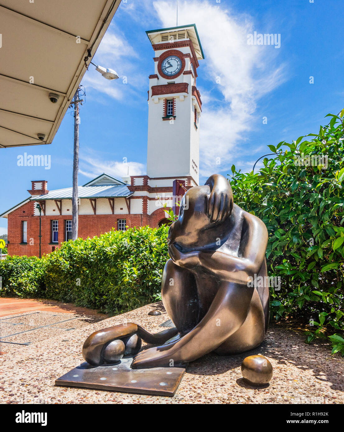 The Brass monkey sculpture at Stanthorpe's central Post Office Square ...