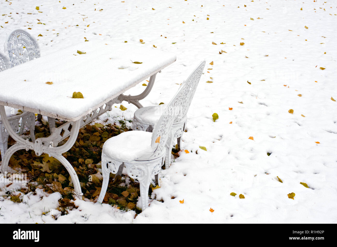 Snow covered garden table hi-res stock photography and images - Alamy