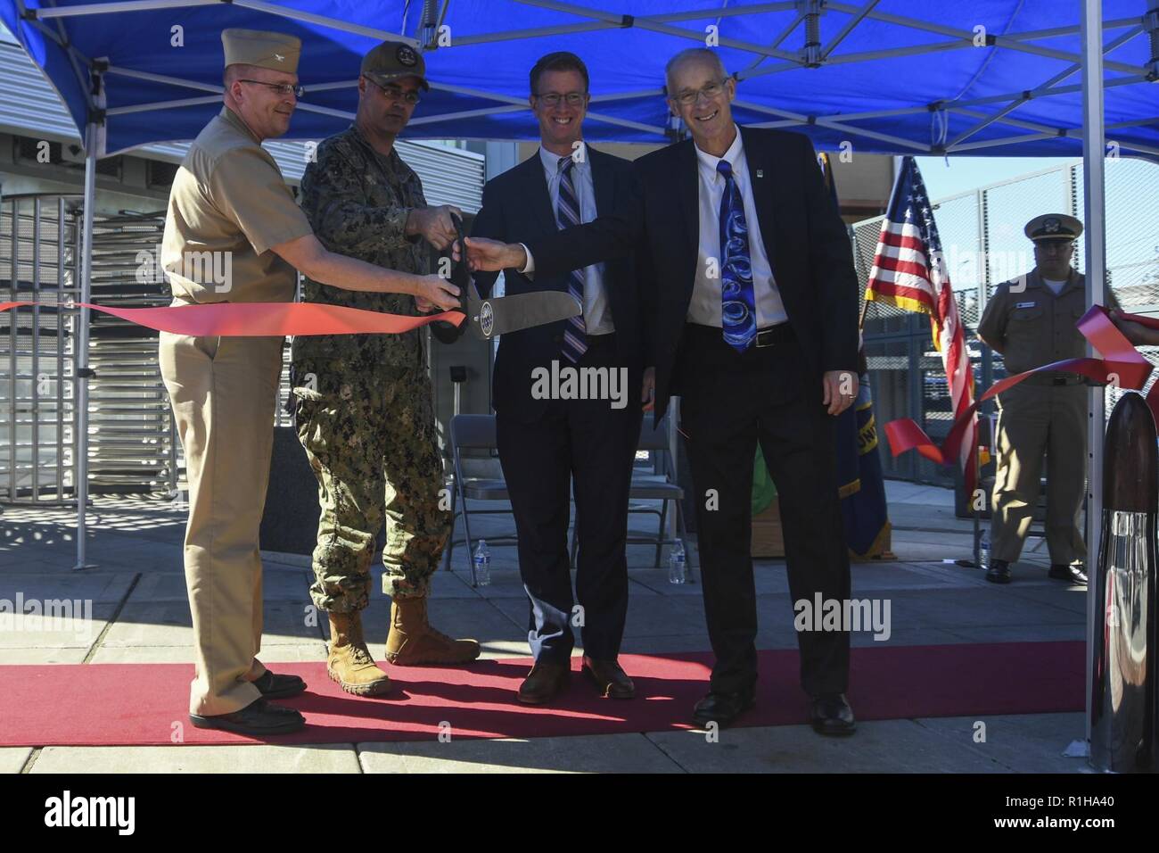 BREMERTON, Wash. (Sept. 19, 2018) - Capt. Alan Schrader, commanding ...