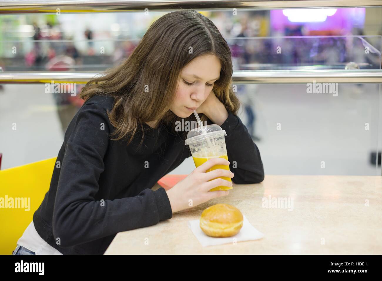 Teen girl eat eating donut hi-res stock photography and images - Alamy