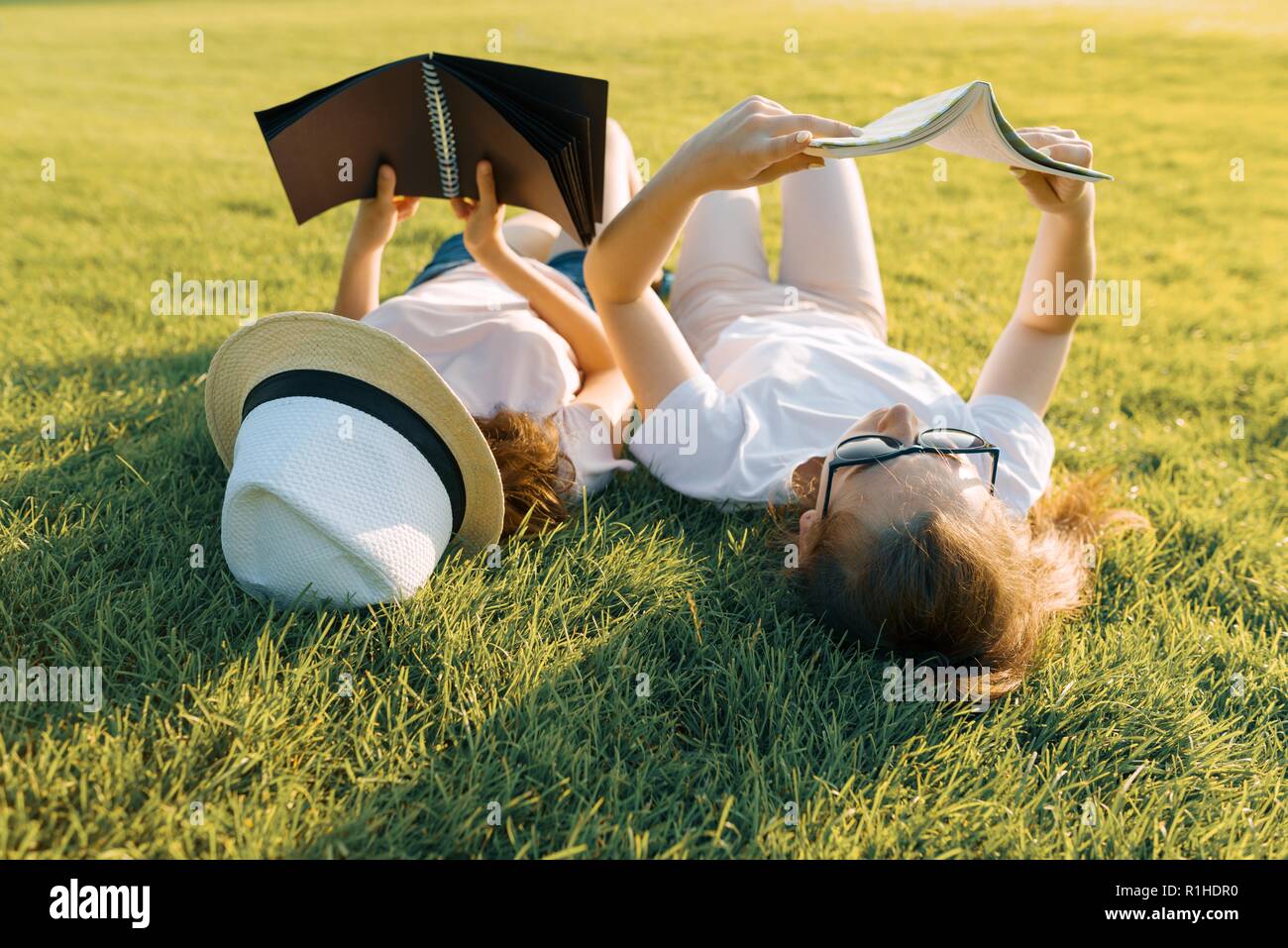 Students teens relax hi-res stock photography and images - Alamy