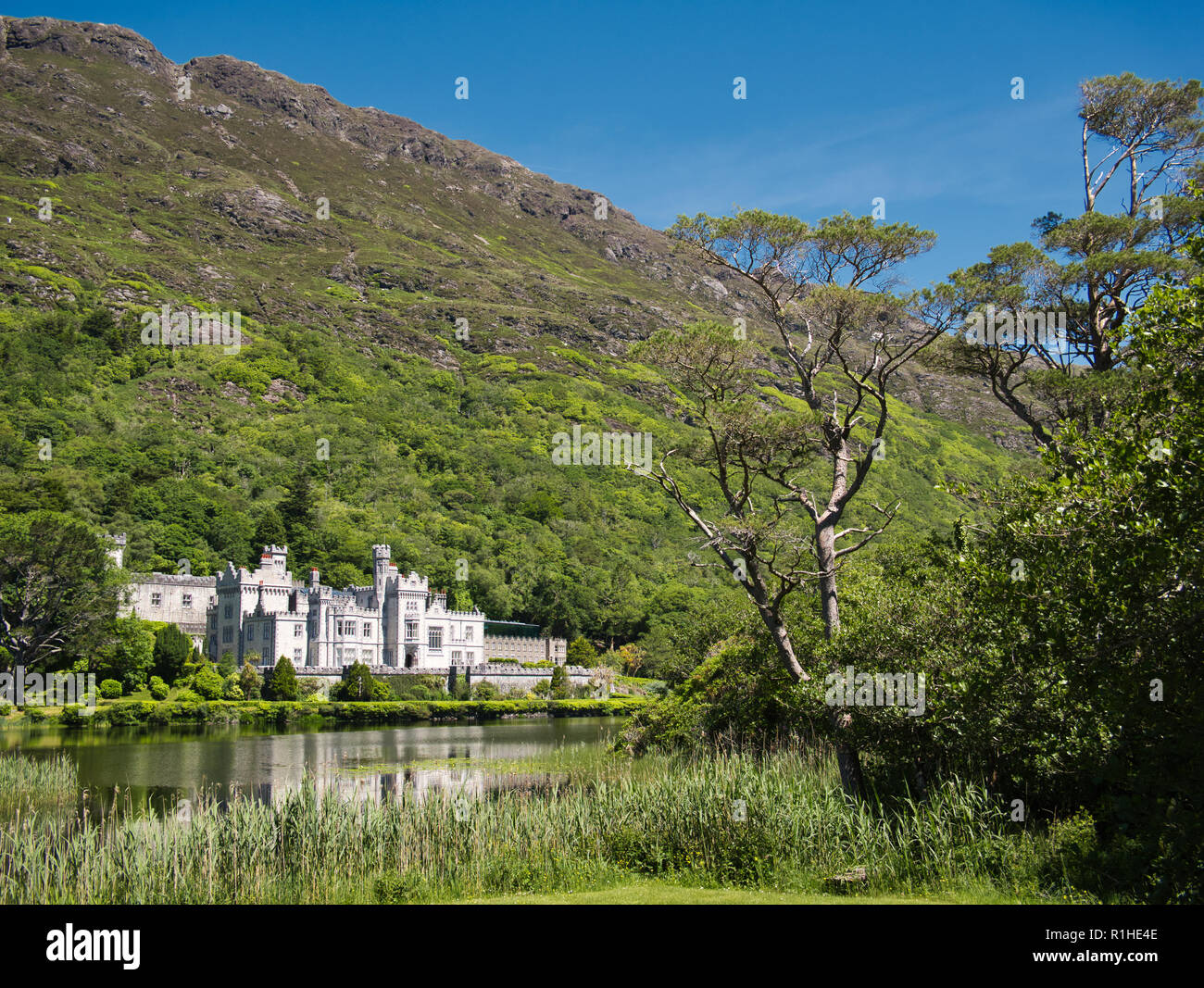 Kylemore abbey and kylemore lake hi-res stock photography and images ...