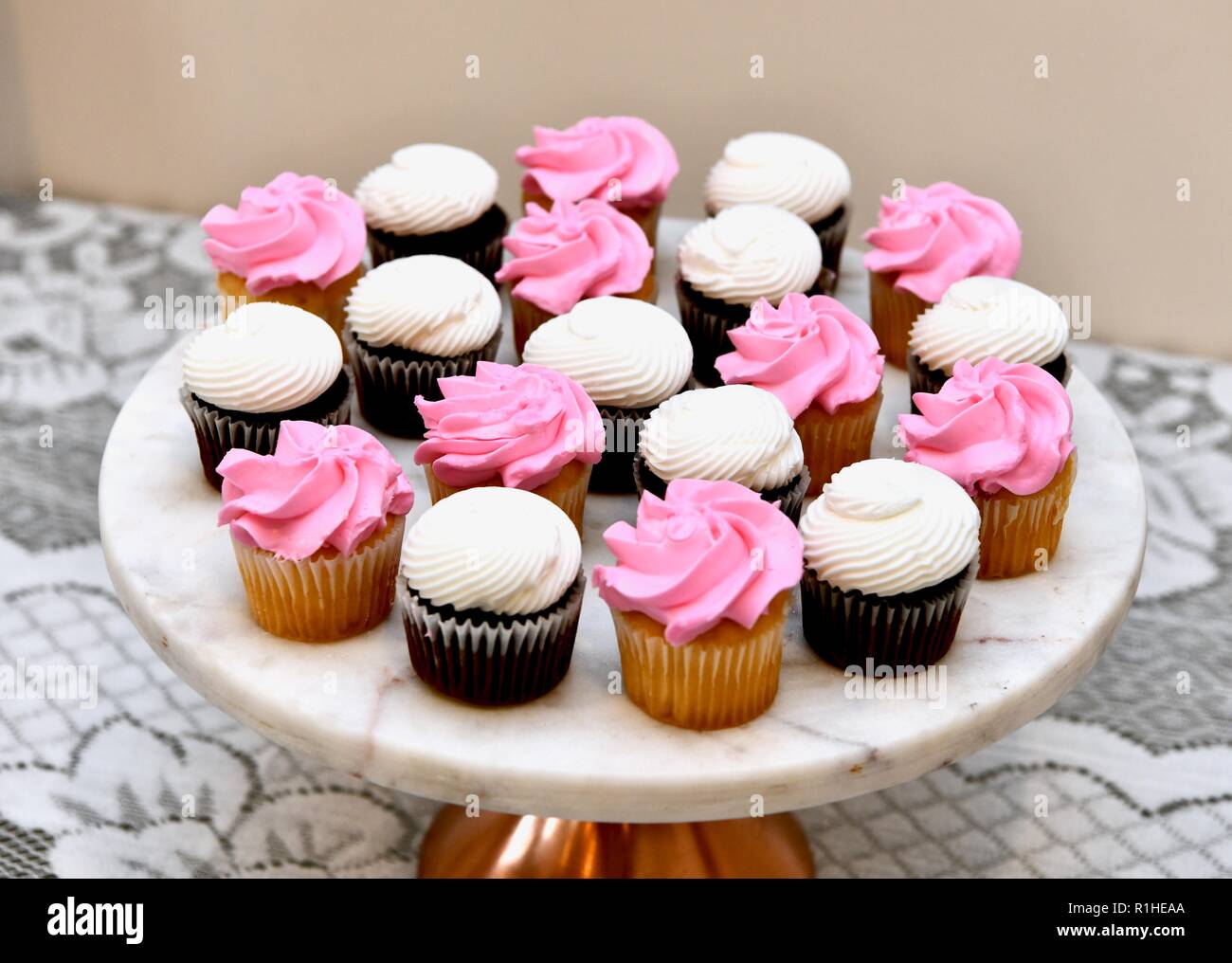 Chocolate and vanilla cupcakes Stock Photo - Alamy