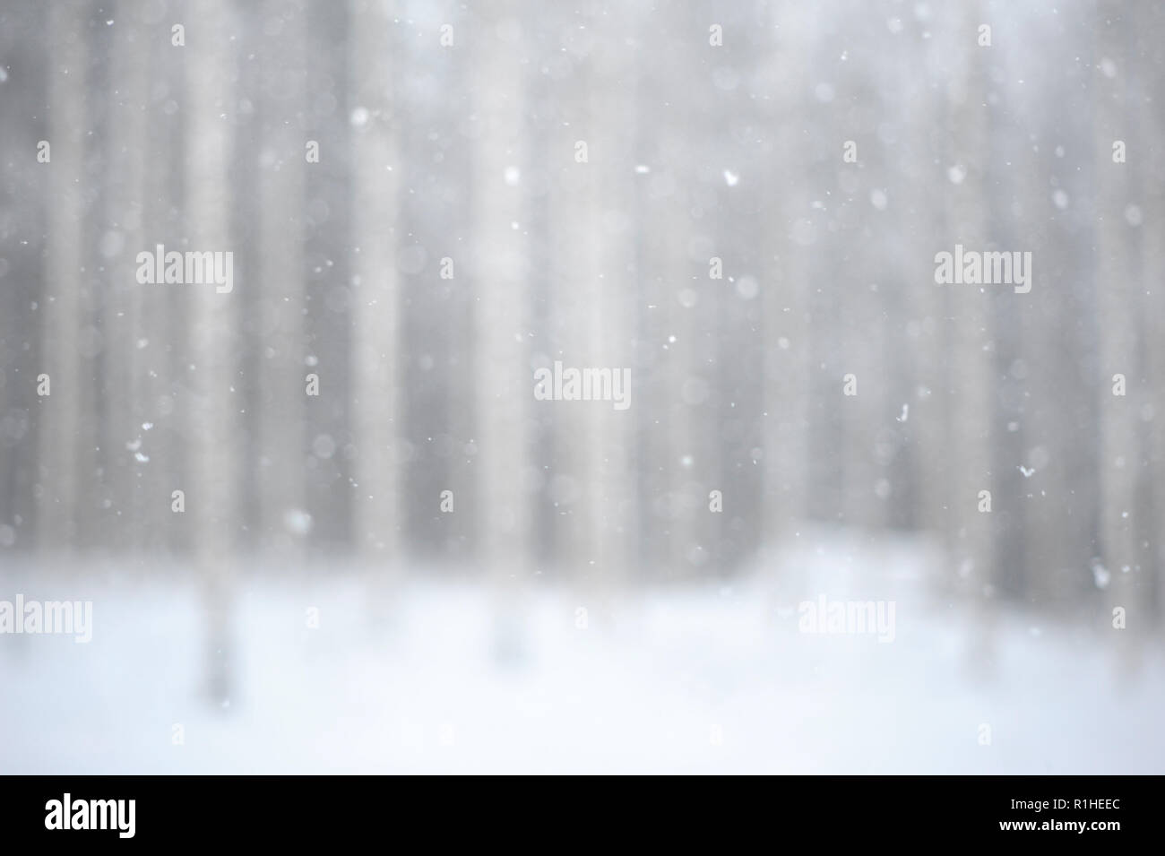Snowing background hi-res stock photography and images - Alamy