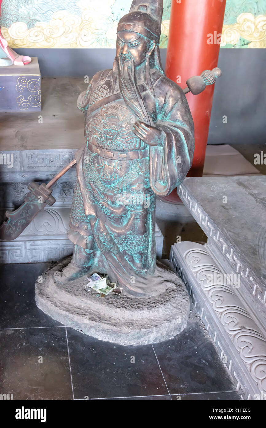 Bronz Buddhist statue in temple - Jinan, China Stock Photo - Alamy