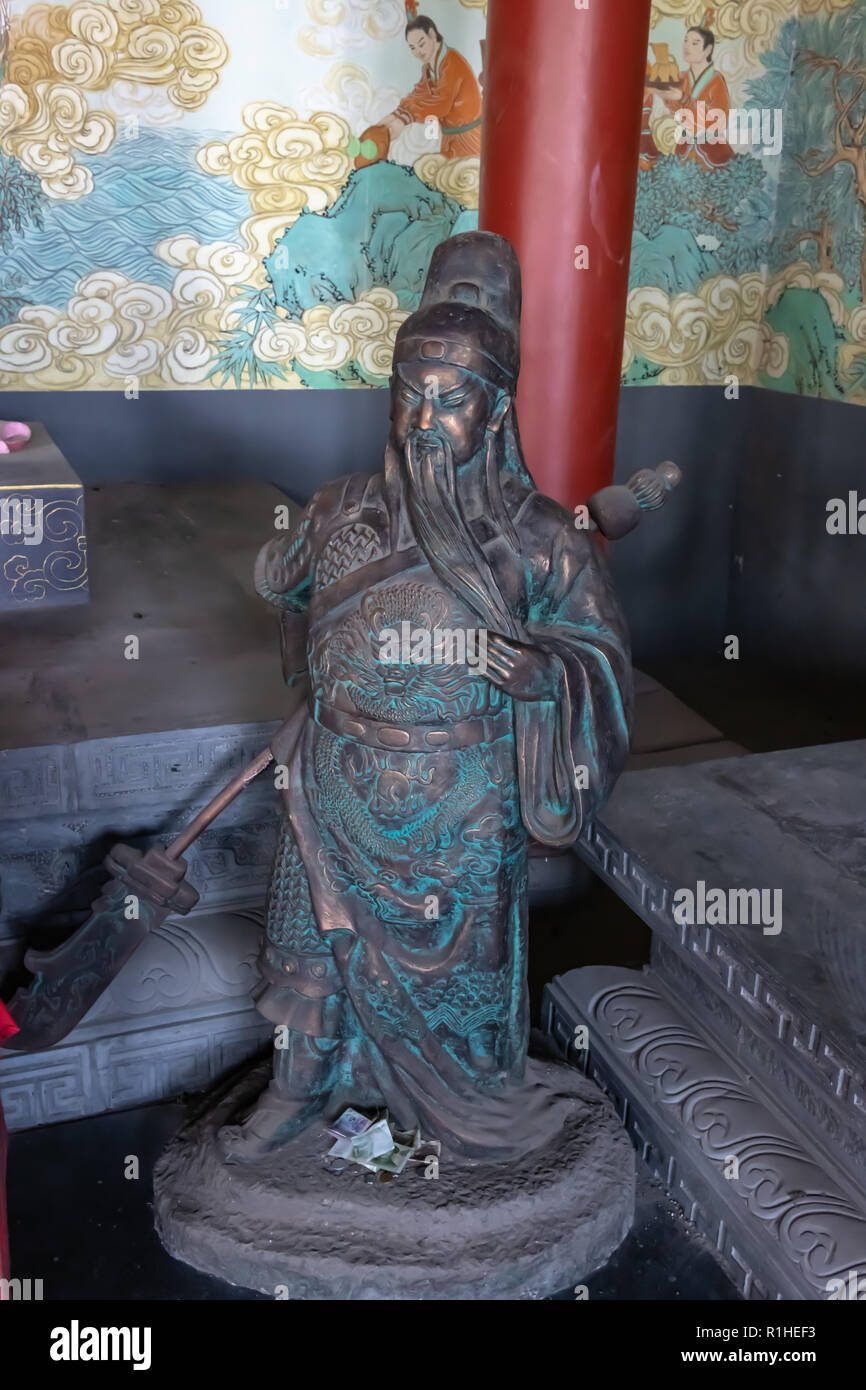 Bronz Buddhist statue in temple - Jinan, China Stock Photo - Alamy
