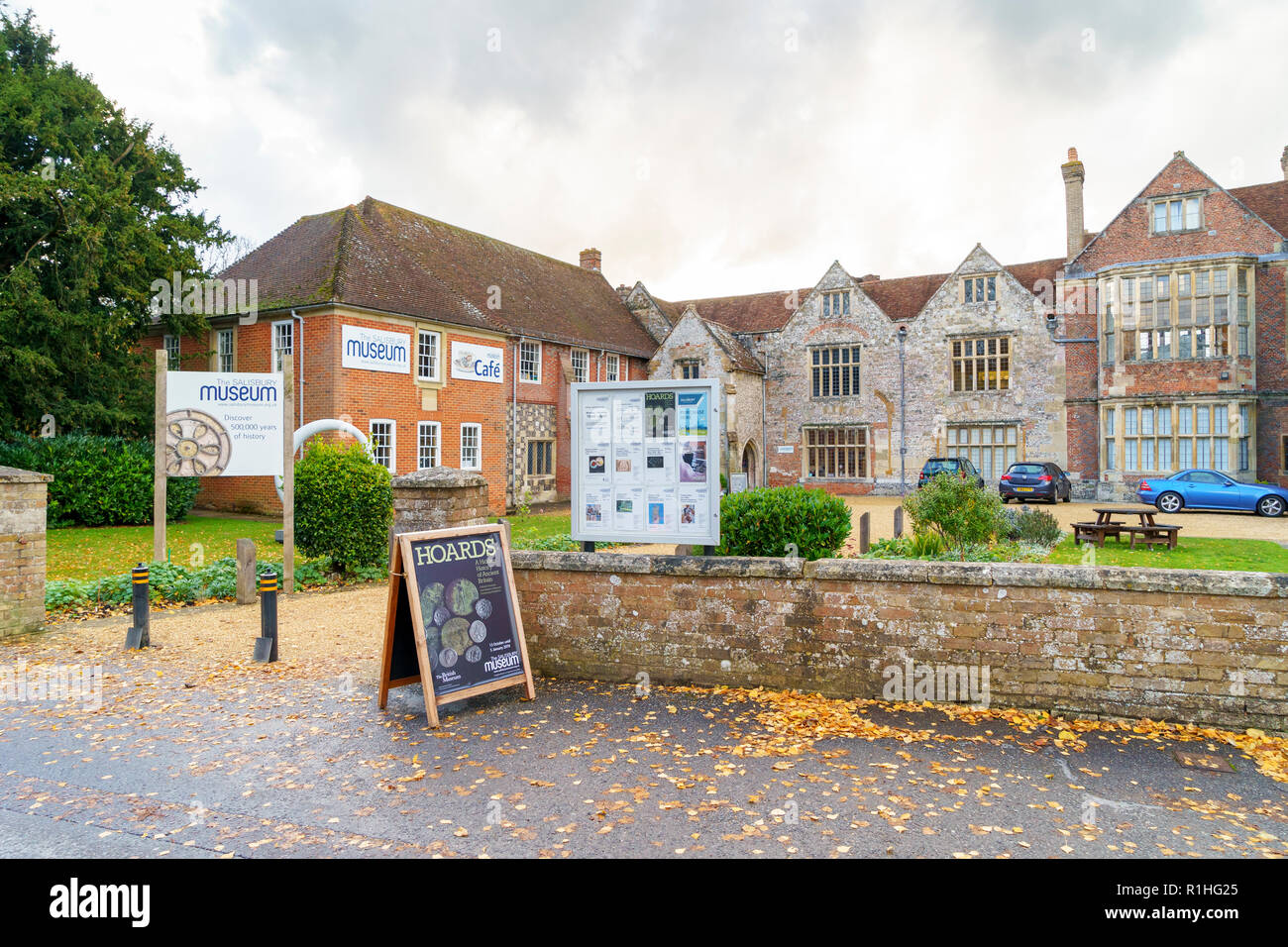 Salisbury cathedral close hi-res stock photography and images - Alamy