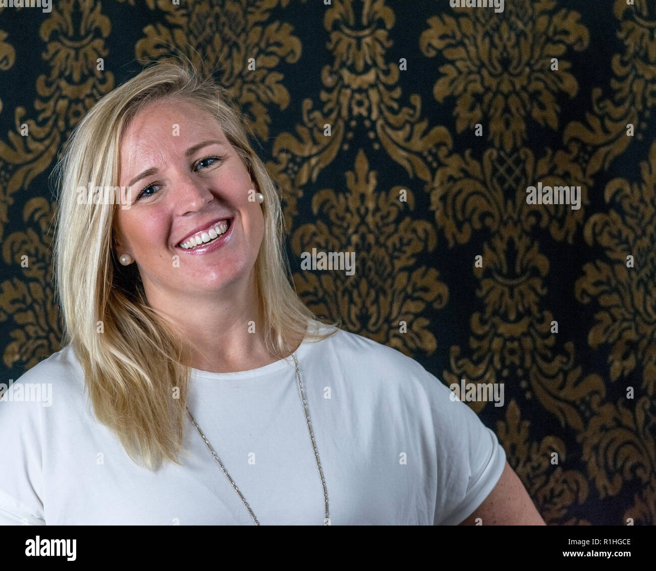 Natural model poses hi-res stock photography and images - Alamy