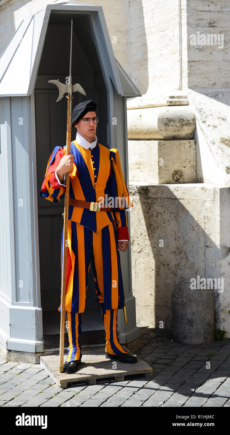 The Pope Swiss guards in the Vatican city Stock Photo - Alamy