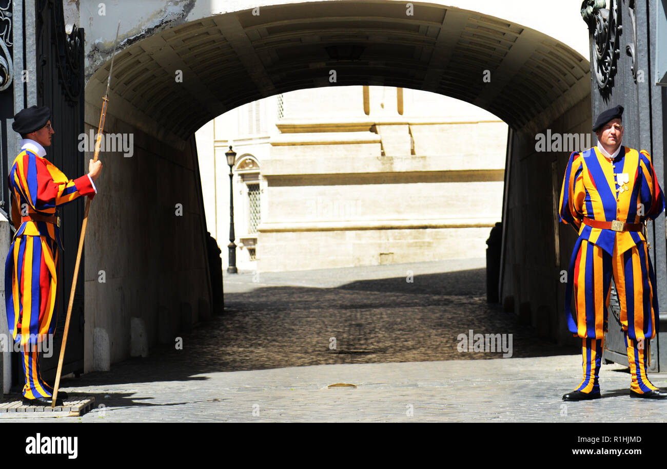 The Pope Swiss guards in the Vatican city Stock Photo - Alamy